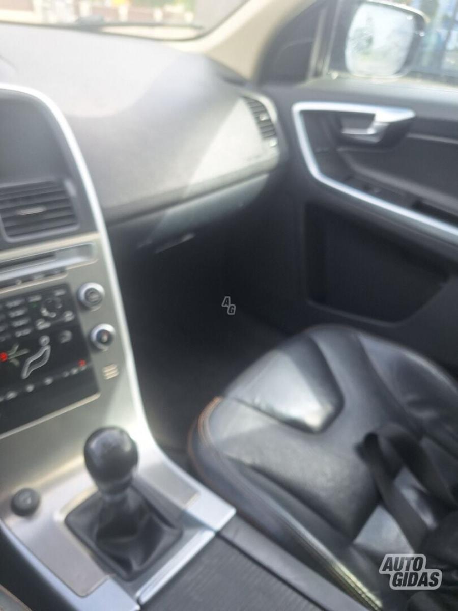 Black Volvo XC60 2010 in Taurage, with an engine capacity of 2.40 L and mileage of 284 thousand km for 7600 €, photo 7 on AUTOMOTO.COM.LV