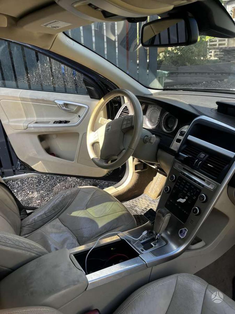 Black Volvo XC60 2010 in Prienai, with an engine capacity of 3.00 L and mileage of 190 thousand km for 6500 €, photo 6 on AUTOMOTO.COM.LV