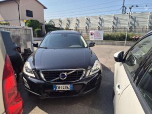 Melns Volvo XC60 2010 Panevēža, ar dzinēja tilpumu 2.40 L un nobraukumu 182 tūkst. km par 8200 €, foto  vietnē AUTOMOTO.COM.LV