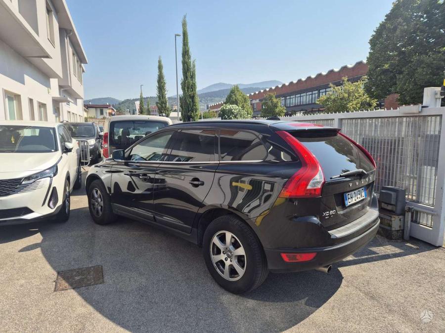 Melns Volvo XC60 2010 Panevēža, ar dzinēja tilpumu 2.40 L un nobraukumu 182 tūkst. km par 8200 €, foto 3 vietnē AUTOMOTO.COM.LV