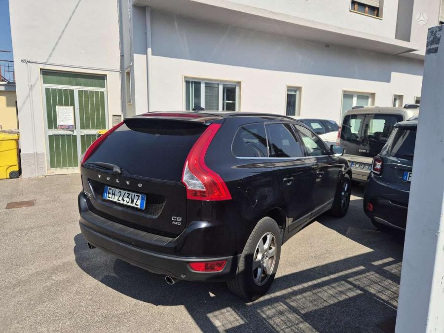 Melns Volvo XC60 2010 Panevēža, ar dzinēja tilpumu 2.40 L un nobraukumu 182 tūkst. km par 8200 €, foto 4 vietnē AUTOMOTO.COM.LV