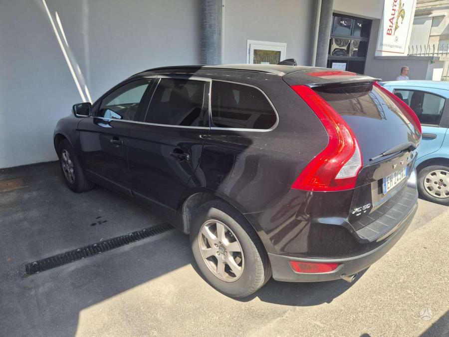 Melns Volvo XC60 2010 Panevēža, ar dzinēja tilpumu 2.40 L un nobraukumu 182 tūkst. km par 8200 €, foto 6 vietnē AUTOMOTO.COM.LV