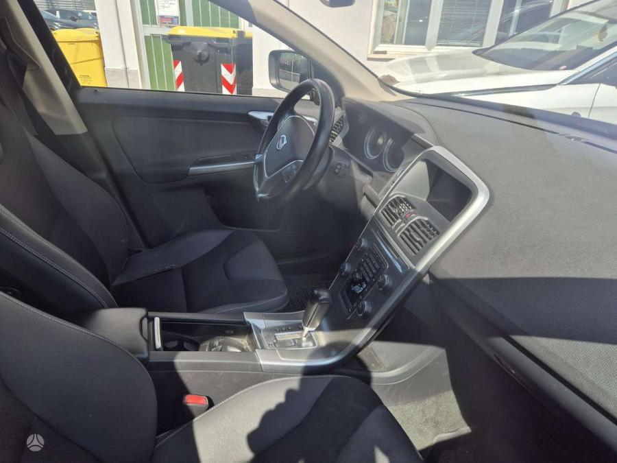 Melns Volvo XC60 2010 Panevēža, ar dzinēja tilpumu 2.40 L un nobraukumu 182 tūkst. km par 8200 €, foto 7 vietnē AUTOMOTO.COM.LV