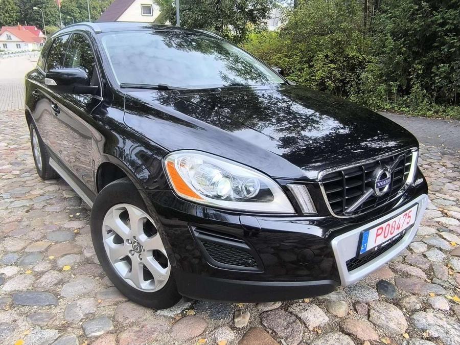 Black Volvo XC60 2010 in Utena, with an engine capacity of 2.40 L and mileage of 241 thousand km for 7450 €, photo 4 on AUTOMOTO.COM.LV