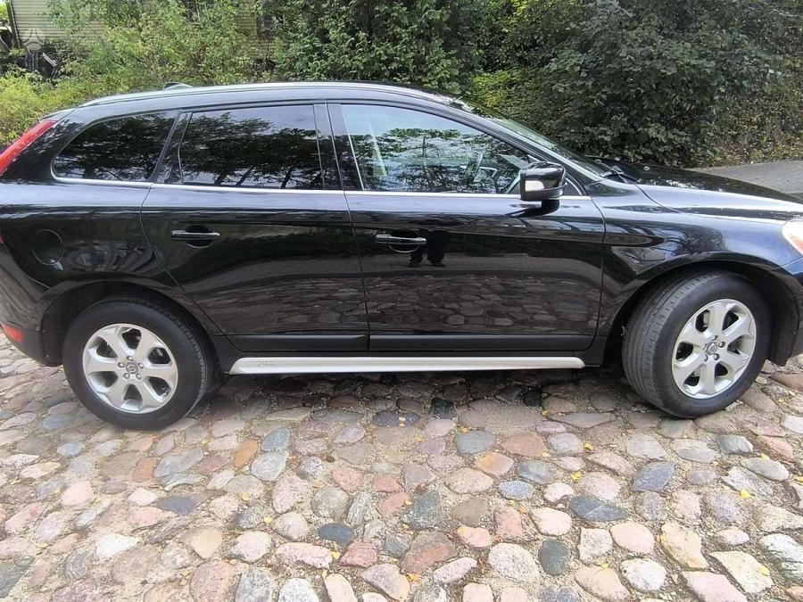 Black Volvo XC60 2010 in Utena, with an engine capacity of 2.40 L and mileage of 241 thousand km for 7450 €, photo 7 on AUTOMOTO.COM.LV
