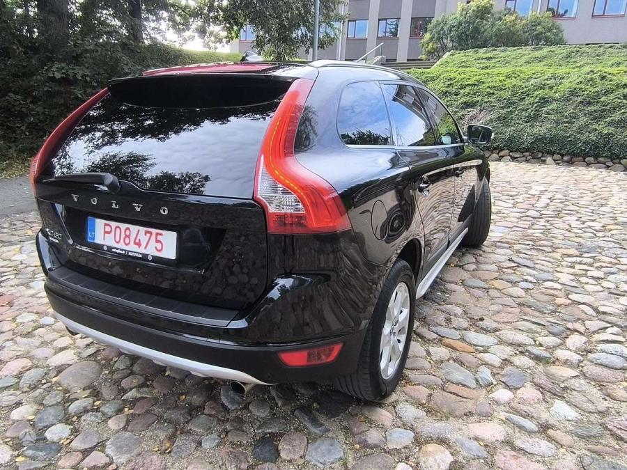 Black Volvo XC60 2010 in Utena, with an engine capacity of 2.40 L and mileage of 241 thousand km for 7450 €, photo 8 on AUTOMOTO.COM.LV