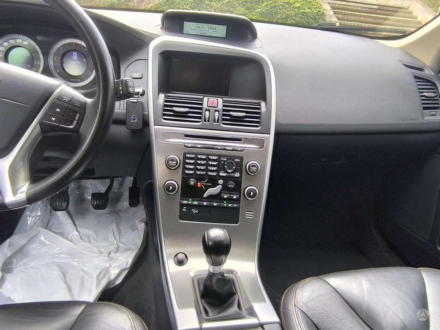 Black Volvo XC60 2010 in Utena, with an engine capacity of 2.40 L and mileage of 241 thousand km for 7450 €, photo 16 on AUTOMOTO.COM.LV
