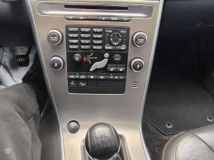 Black Volvo XC60 2010 in Utena, with an engine capacity of 2.40 L and mileage of 241 thousand km for 7450 €, photo 17 on AUTOMOTO.COM.LV