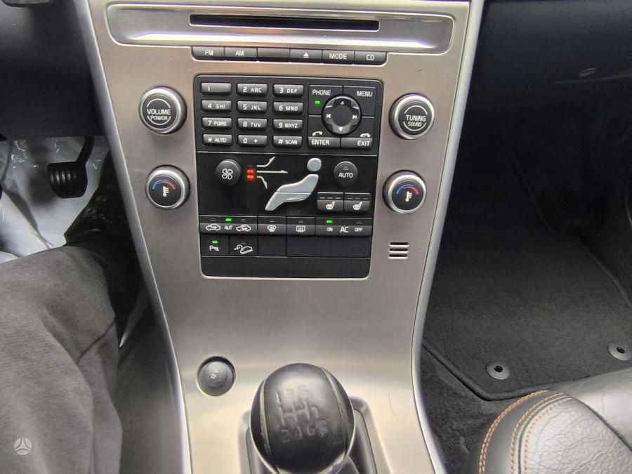 Black Volvo XC60 2010 in Utena, with an engine capacity of 2.40 L and mileage of 241 thousand km for 7450 €, photo 17 on AUTOMOTO.COM.LV