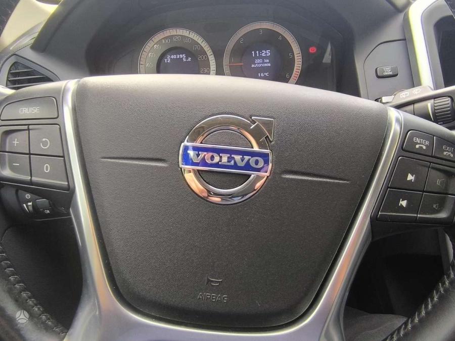 Black Volvo XC60 2010 in Utena, with an engine capacity of 2.40 L and mileage of 241 thousand km for 7450 €, photo 18 on AUTOMOTO.COM.LV
