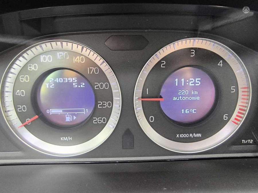 Black Volvo XC60 2010 in Utena, with an engine capacity of 2.40 L and mileage of 241 thousand km for 7450 €, photo 19 on AUTOMOTO.COM.LV