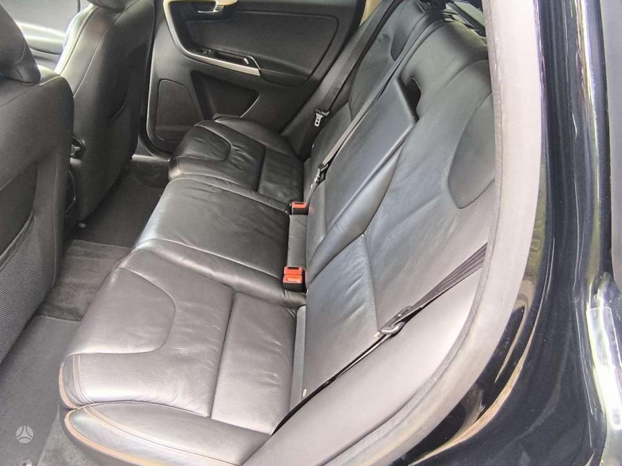 Black Volvo XC60 2010 in Utena, with an engine capacity of 2.40 L and mileage of 241 thousand km for 7450 €, photo 24 on AUTOMOTO.COM.LV