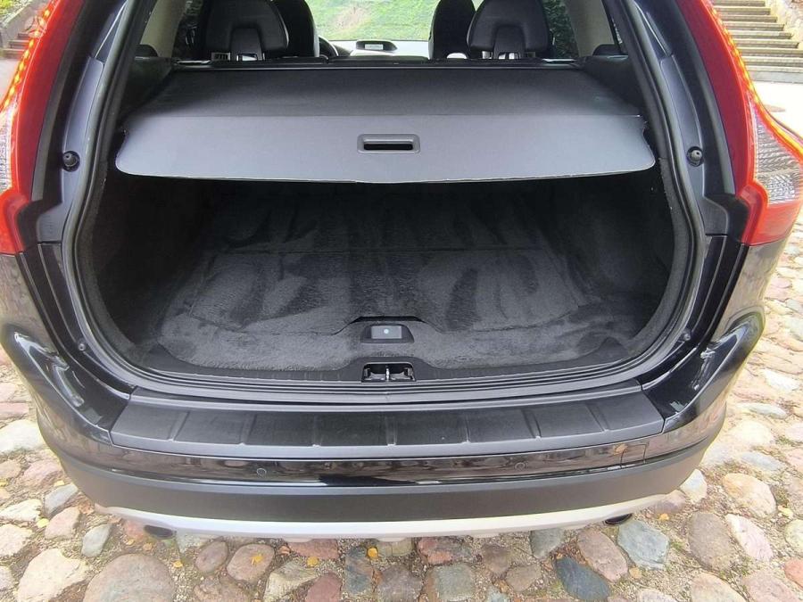 Black Volvo XC60 2010 in Utena, with an engine capacity of 2.40 L and mileage of 241 thousand km for 7450 €, photo 25 on AUTOMOTO.COM.LV