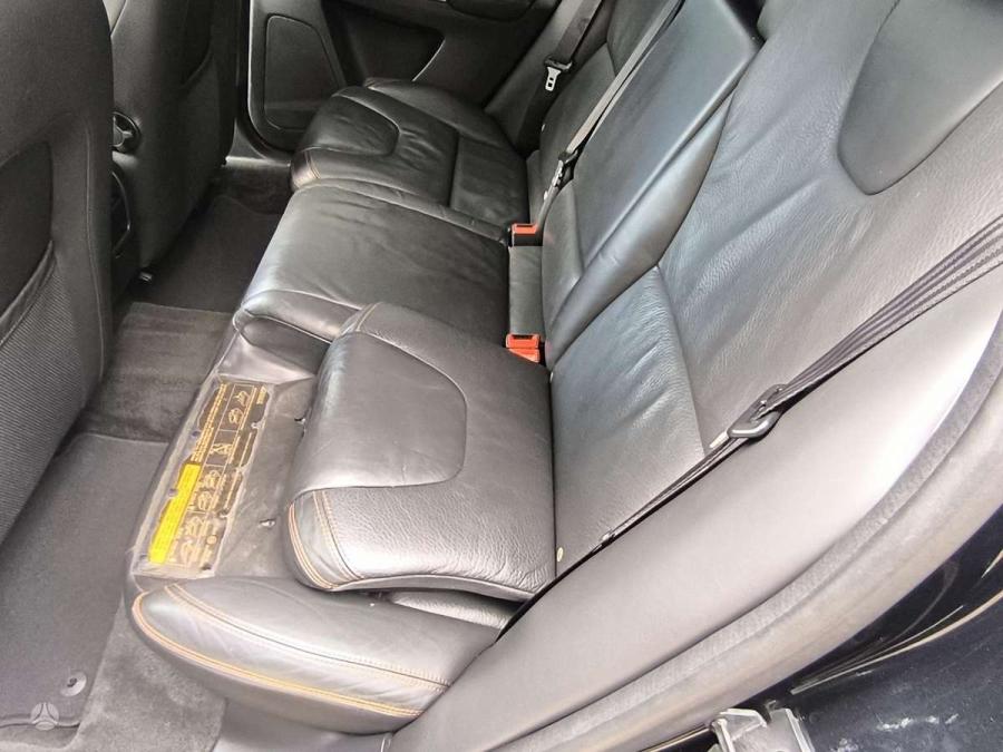Black Volvo XC60 2010 in Utena, with an engine capacity of 2.40 L and mileage of 241 thousand km for 7450 €, photo 27 on AUTOMOTO.COM.LV