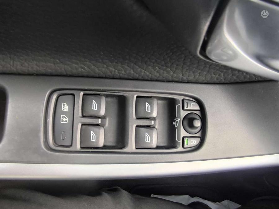 Black Volvo XC60 2010 in Utena, with an engine capacity of 2.40 L and mileage of 241 thousand km for 7450 €, photo 30 on AUTOMOTO.COM.LV