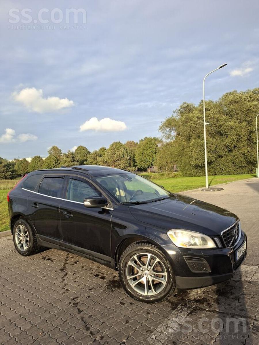Melns Volvo XC60 2010 Liepāja, ar dzinēja tilpumu 2.40 L un nobraukumu 262 tūkst. km par 7600 €, foto 1 vietnē AUTOMOTO.COM.LV