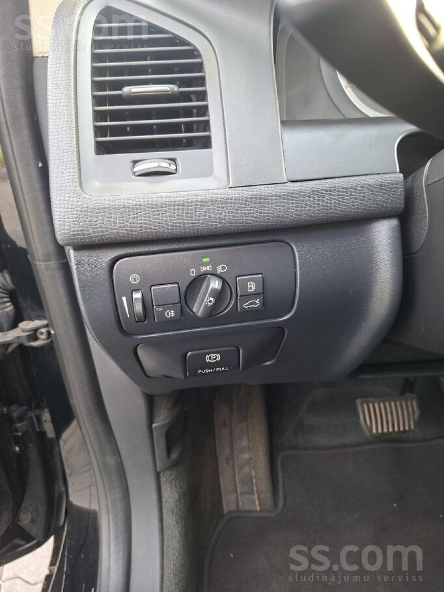 Melns Volvo XC60 2010 Liepāja, ar dzinēja tilpumu 2.40 L un nobraukumu 262 tūkst. km par 7600 €, foto 18 vietnē AUTOMOTO.COM.LV