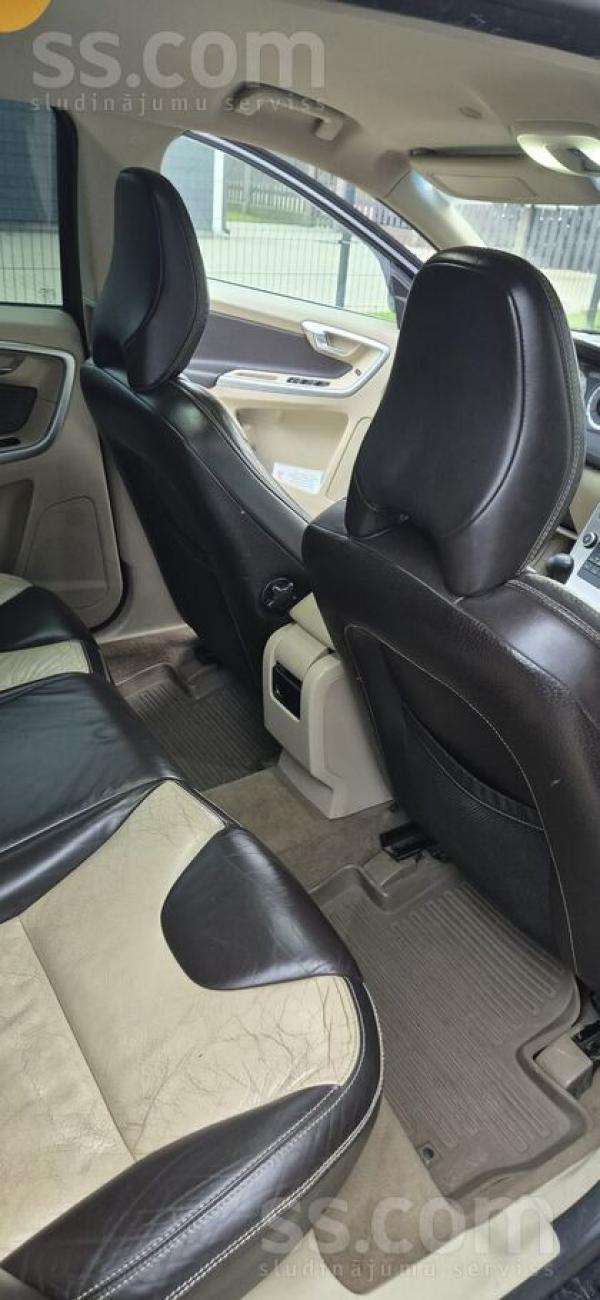 Volvo XC60 2010 Liepāja vietnē Melns Volvo XC60 2010 Liepāja, ar dzinēja tilpumu 2.40 L un nobraukumu 391 tūkst. km par 5150 €, foto 10 vietnē AUTOMOTO.COM.LV