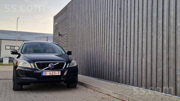 Black Volvo XC60 2010 in Jelgava, with an engine capacity of 2.40 L and mileage of 280 thousand km for 7450 €, photo 8 on AUTOMOTO.COM.LV