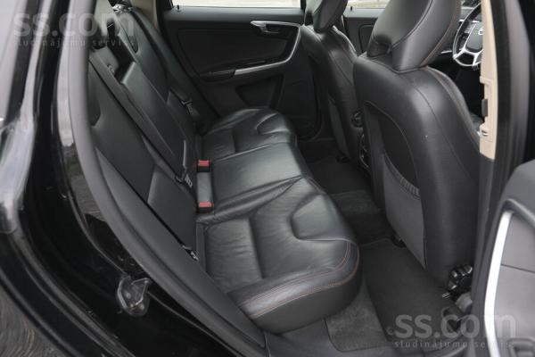 Black Volvo XC60 2010 in Riga, with an engine capacity of 2.40 L and mileage of 360 thousand km for 6990 €, photo 11 on AUTOMOTO.COM.LV