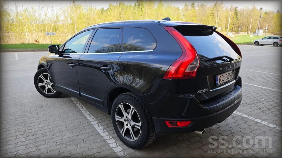 Melns Volvo XC60 2011 Rīga, ar dzinēja tilpumu 2.40 L un nobraukumu 290 tūkst. km par 6500 €, foto 3 vietnē AUTOMOTO.COM.LV