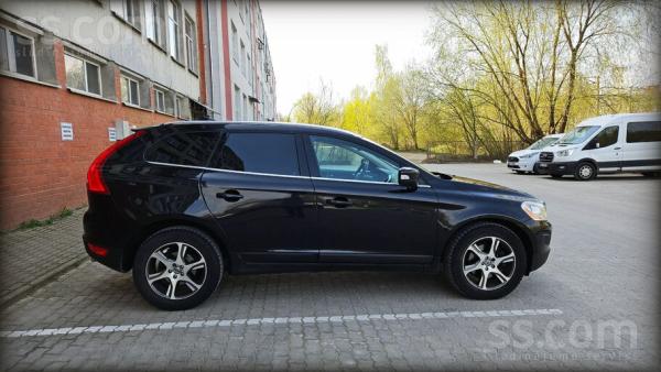 Black Volvo XC60 2011 in Riga, with an engine capacity of 2.40 L and mileage of 290 thousand km for 6500 €, photo 6 on AUTOMOTO.COM.LV
