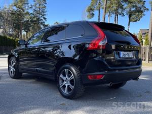 Black Volvo XC60 2011 in Riga, with an engine capacity of 2.40 L and mileage of 305 thousand km for 9450 €, photo 3 on AUTOMOTO.COM.LV