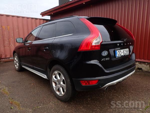 Black Volvo XC60 2011 in Liepaja, with an engine capacity of 2.40 L and mileage of 355 thousand km for 8750 €, photo 3 on AUTOMOTO.COM.LV