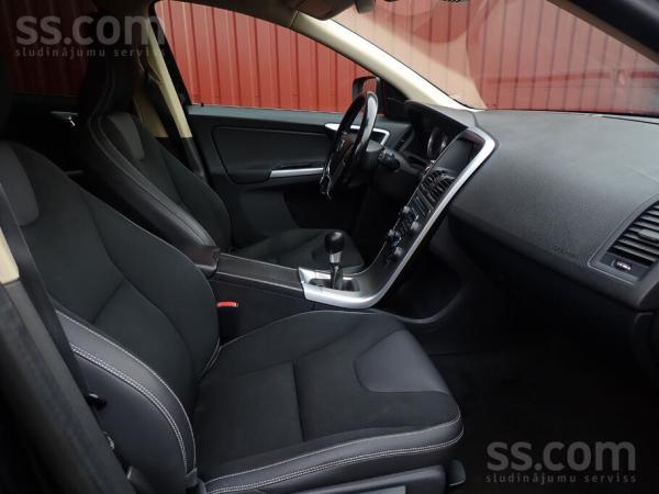 Black Volvo XC60 2011 in Liepaja, with an engine capacity of 2.40 L and mileage of 355 thousand km for 8750 €, photo 6 on AUTOMOTO.COM.LV