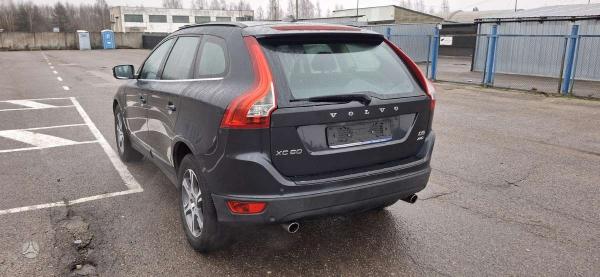 Black Volvo XC60 2011 in Panevezys, with an engine capacity of 2.40 L and mileage of 179 thousand km for 8700 €, photo 4 on AUTOMOTO.COM.LV