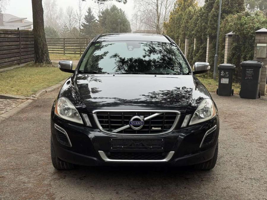 Black Volvo XC60 2011 in Vilnius, with an engine capacity of 2.40 L and mileage of 257 thousand km for 8700 €, photo 3 on AUTOMOTO.COM.LV