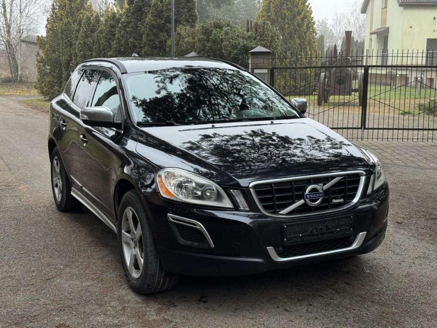 Black Volvo XC60 2011 in Vilnius, with an engine capacity of 2.40 L and mileage of 257 thousand km for 8700 €, photo 4 on AUTOMOTO.COM.LV