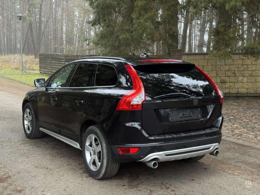 Black Volvo XC60 2011 in Vilnius, with an engine capacity of 2.40 L and mileage of 257 thousand km for 8700 €, photo 10 on AUTOMOTO.COM.LV