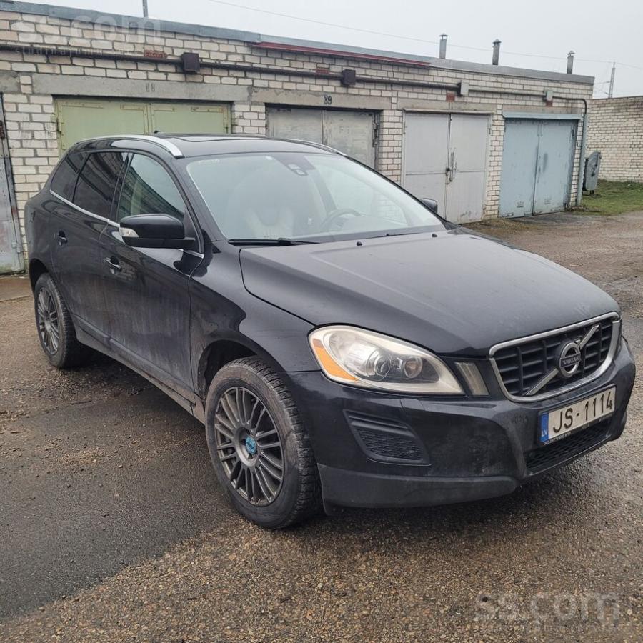 Black Volvo XC60 2011 in Riga, with an engine capacity of 2.40 L and mileage of 350 thousand km for 7200 €, photo 2 on AUTOMOTO.COM.LV