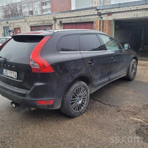 Black Volvo XC60 2011 in Riga, with an engine capacity of 2.40 L and mileage of 350 thousand km for 7200 €, photo 3 on AUTOMOTO.COM.LV