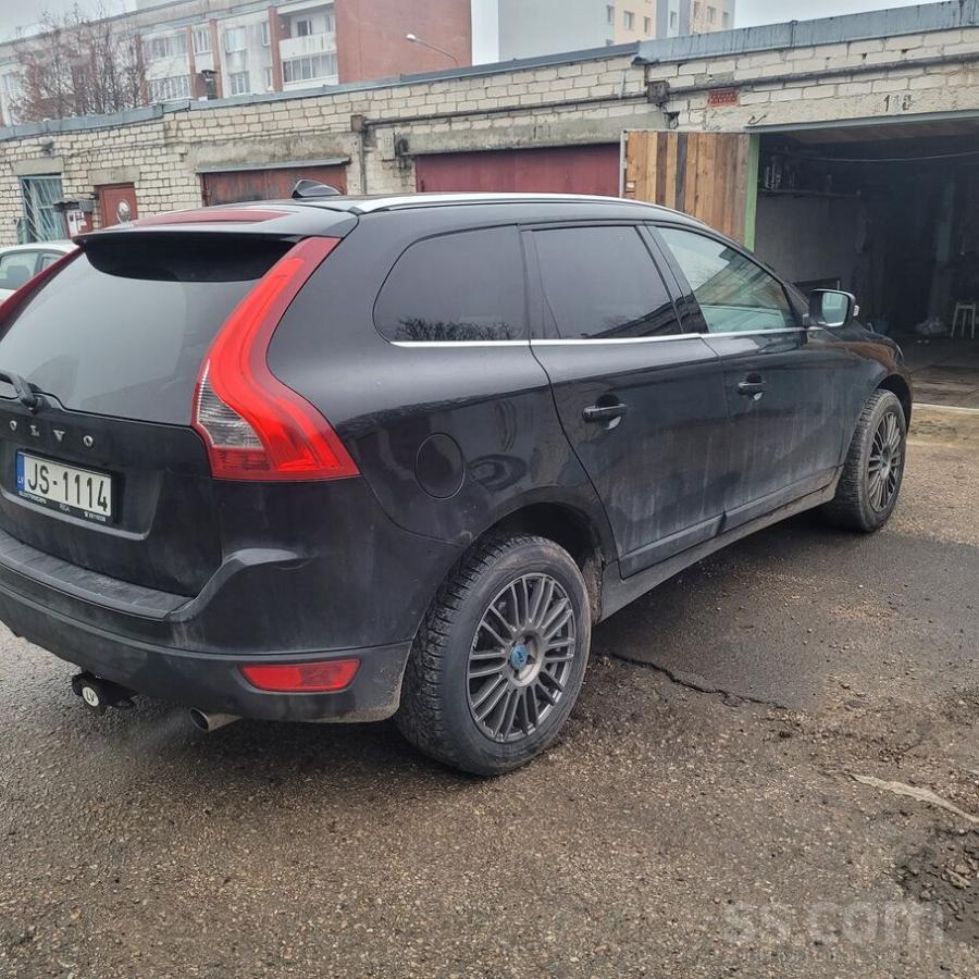 Black Volvo XC60 2011 in Riga, with an engine capacity of 2.40 L and mileage of 350 thousand km for 7200 €, photo 3 on AUTOMOTO.COM.LV