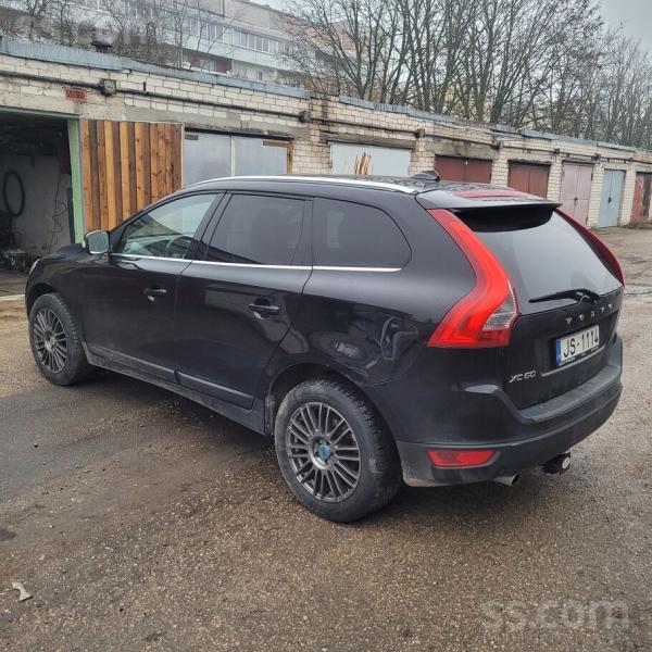 Black Volvo XC60 2011 in Riga, with an engine capacity of 2.40 L and mileage of 350 thousand km for 7200 €, photo 4 on AUTOMOTO.COM.LV