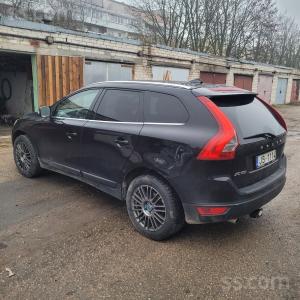 Black Volvo XC60 2011 in Riga, with an engine capacity of 2.40 L and mileage of 350 thousand km for 7200 €, photo 4 on AUTOMOTO.COM.LV