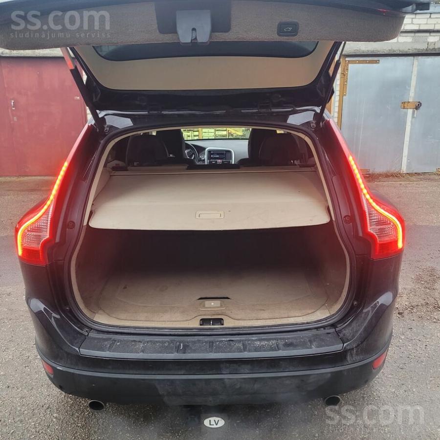 Black Volvo XC60 2011 in Riga, with an engine capacity of 2.40 L and mileage of 350 thousand km for 7200 €, photo 8 on AUTOMOTO.COM.LV