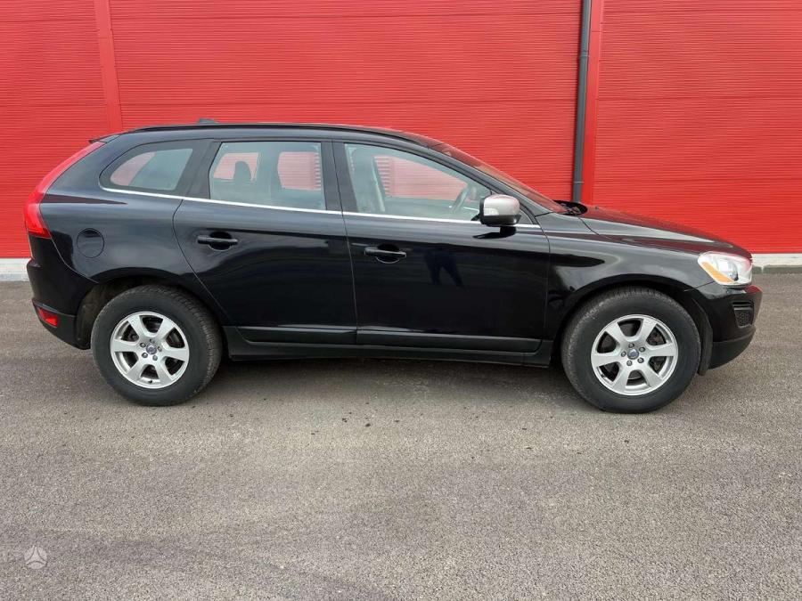 Black Volvo XC60 2011 in Telschi, with an engine capacity of 2.40 L and mileage of 259 thousand km for 7700 €, photo 3 on AUTOMOTO.COM.LV