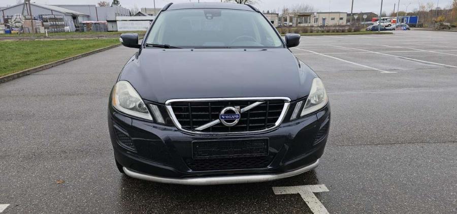 Black Volvo XC60 2011 in Ukmerge, with an engine capacity of 2.00 L and mileage of 278 thousand km for 8700 €, photo 1 on AUTOMOTO.COM.LV