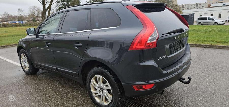 Black Volvo XC60 2011 in Ukmerge, with an engine capacity of 2.00 L and mileage of 278 thousand km for 8700 €, photo 8 on AUTOMOTO.COM.LV