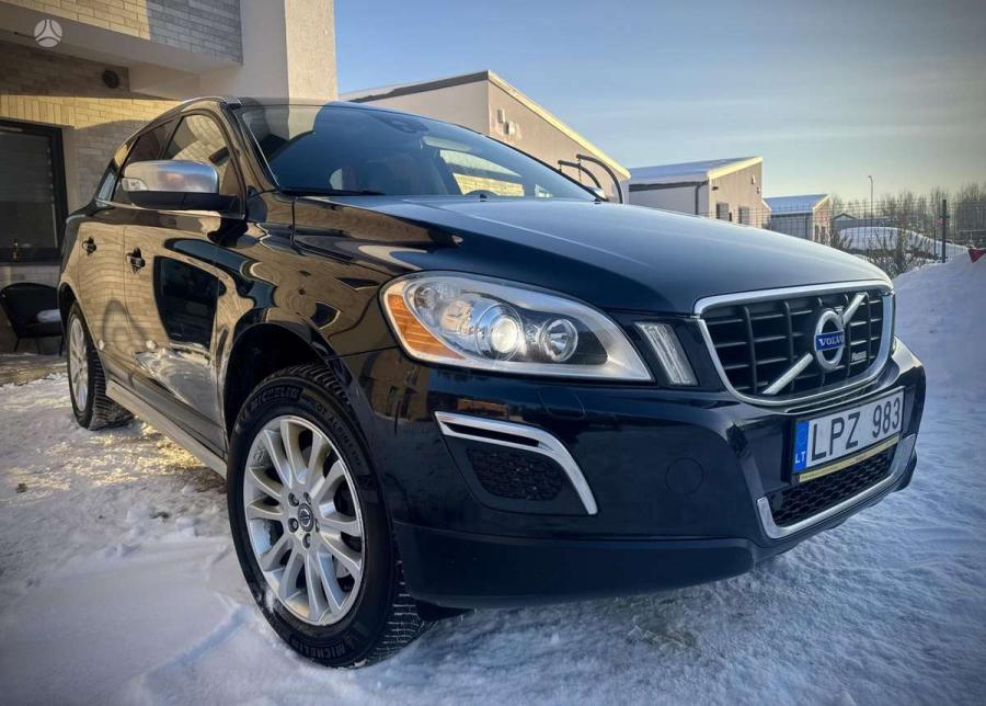Black Volvo XC60 2011 in Vilnius, with an engine capacity of 2.40 L and mileage of 380 thousand km for 6500 €, photo 4 on AUTOMOTO.COM.LV