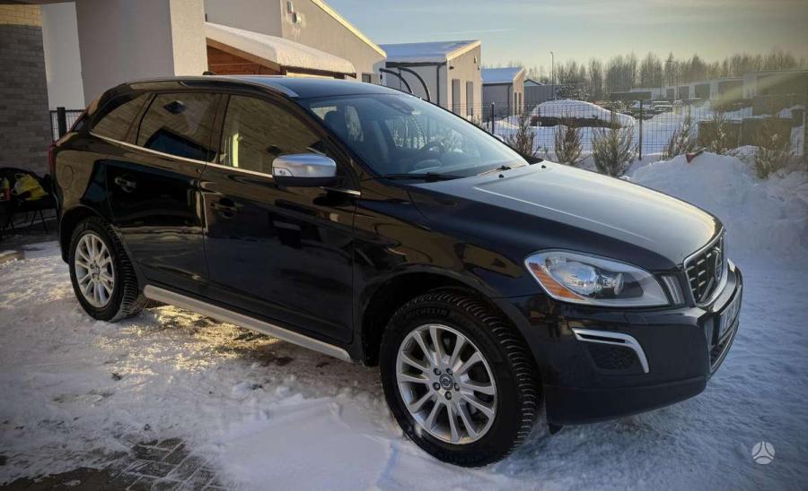 Black Volvo XC60 2011 in Vilnius, with an engine capacity of 2.40 L and mileage of 380 thousand km for 6500 €, photo 5 on AUTOMOTO.COM.LV