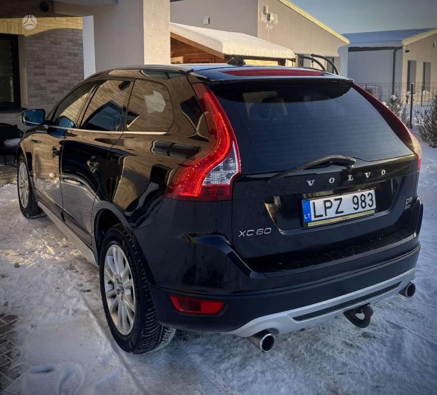 Black Volvo XC60 2011 in Vilnius, with an engine capacity of 2.40 L and mileage of 380 thousand km for 6500 €, photo 8 on AUTOMOTO.COM.LV