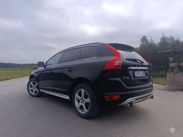 Black Volvo XC60 2011 in Vilnius, with an engine capacity of 1.98 L and mileage of 323 thousand km for 6200 €, photo 1 on AUTOMOTO.COM.LV