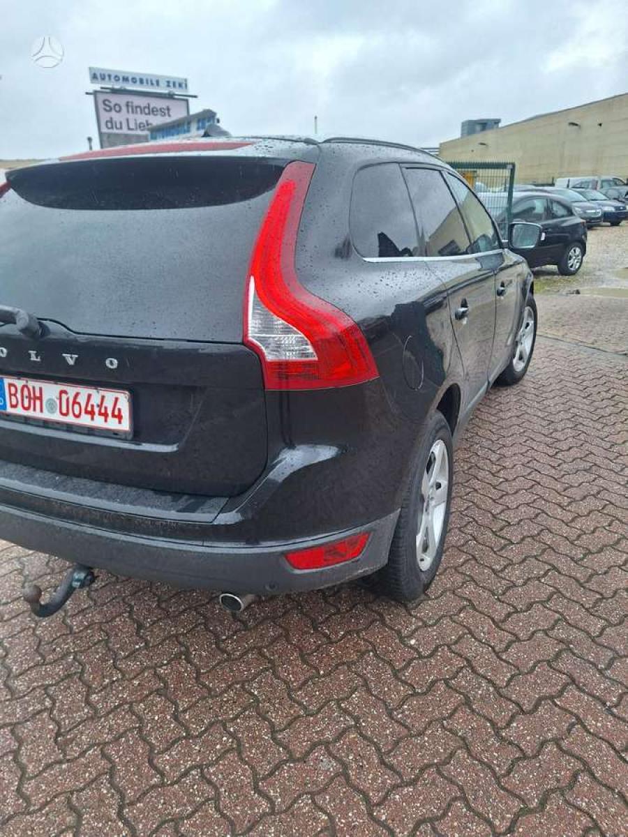 Black Volvo XC60 2011 in Jurbarkas, with an engine capacity of 2.40 L and mileage of 300 thousand km for 7250 €, photo 2 on AUTOMOTO.COM.LV