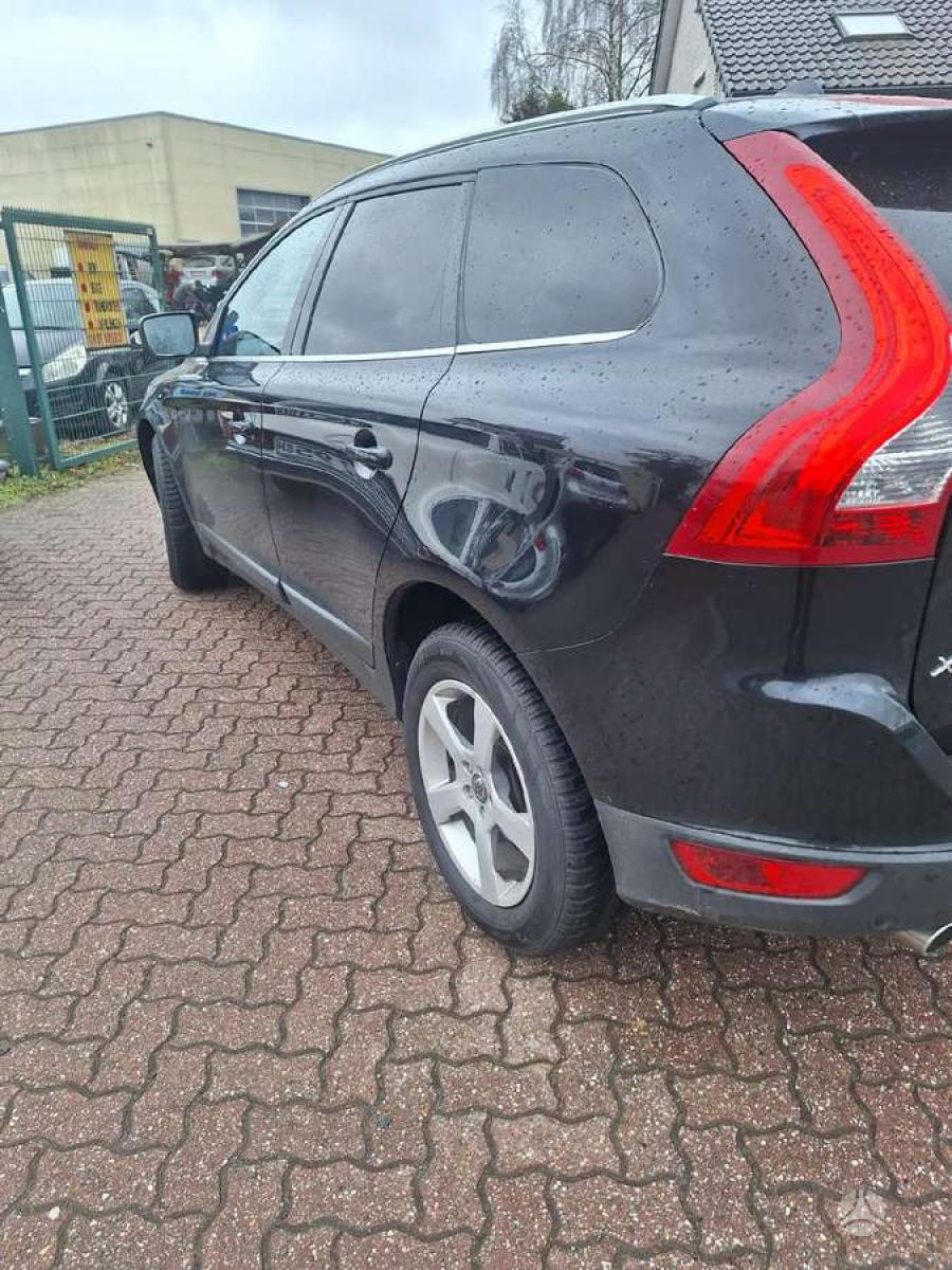 Black Volvo XC60 2011 in Jurbarkas, with an engine capacity of 2.40 L and mileage of 300 thousand km for 7250 €, photo 4 on AUTOMOTO.COM.LV
