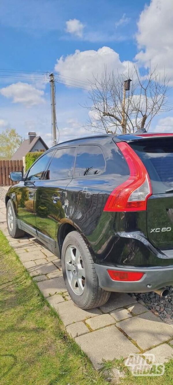 Melns Volvo XC60 2011 Viļņa, ar dzinēja tilpumu 2.00 L un nobraukumu 295 tūkst. km par 8500 €, foto 2 vietnē AUTOMOTO.COM.LV