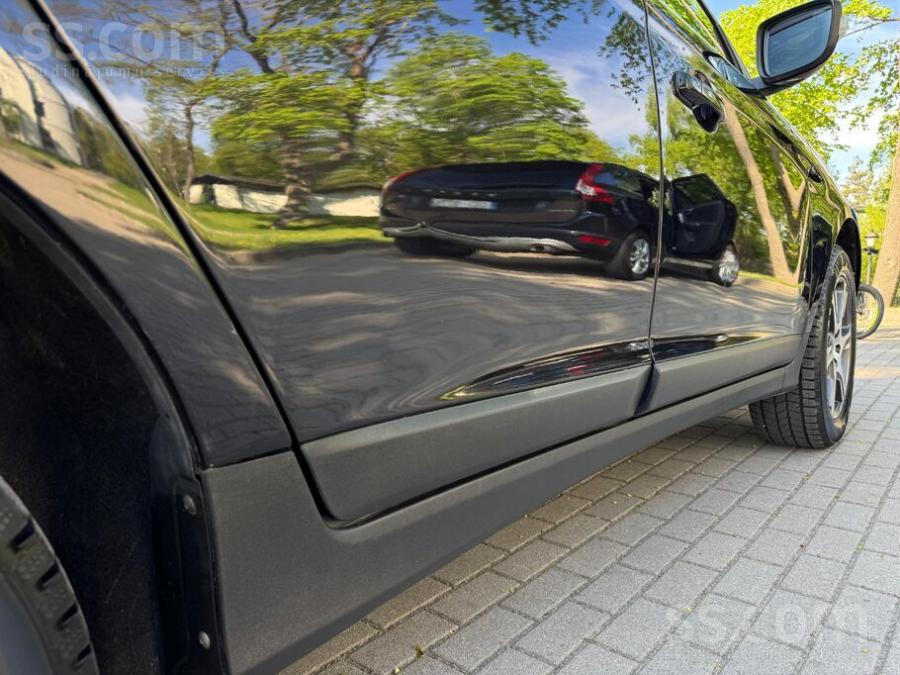Black Volvo XC60 2011 in Riga, with an engine capacity of 2.40 L and mileage of 338 thousand km for 6200 €, photo 12 on AUTOMOTO.COM.LV